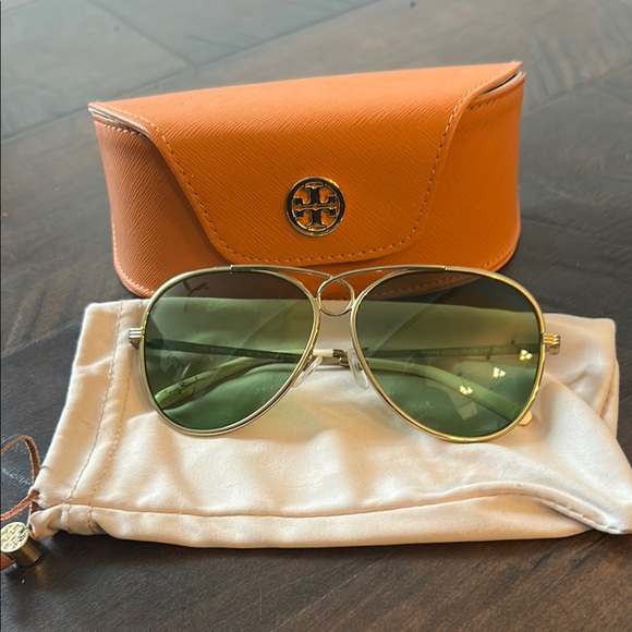 Tory Burch | Accessories | Tory Burch Gloria Pilot Sunglasses Gold ...